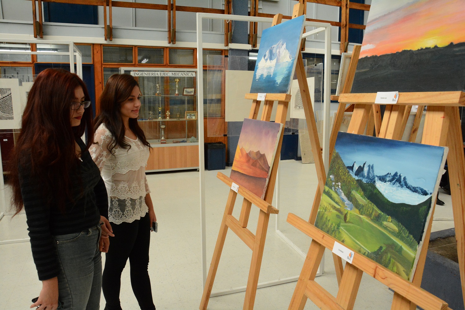 Estudiantes exponen sus trabajos de artes visuales en el campus ...
