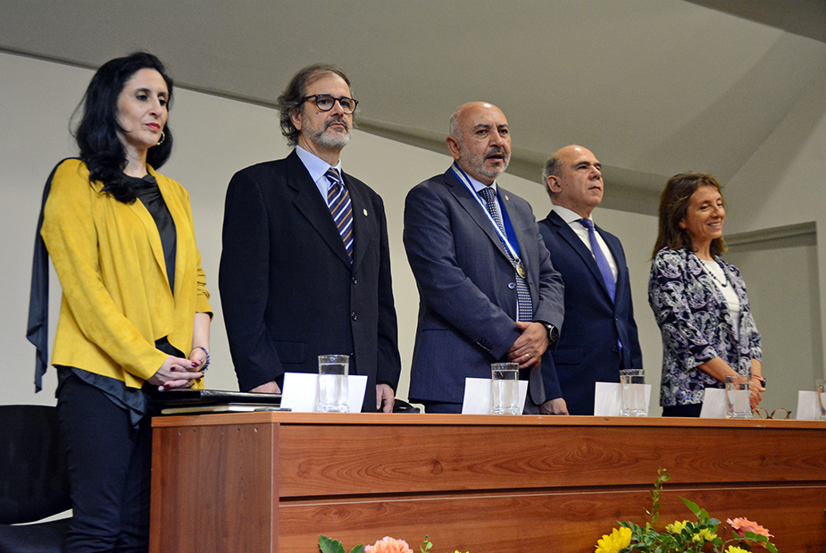 Dr. José María Gil Roig fue investido como doctor honoris causa de UBB ...
