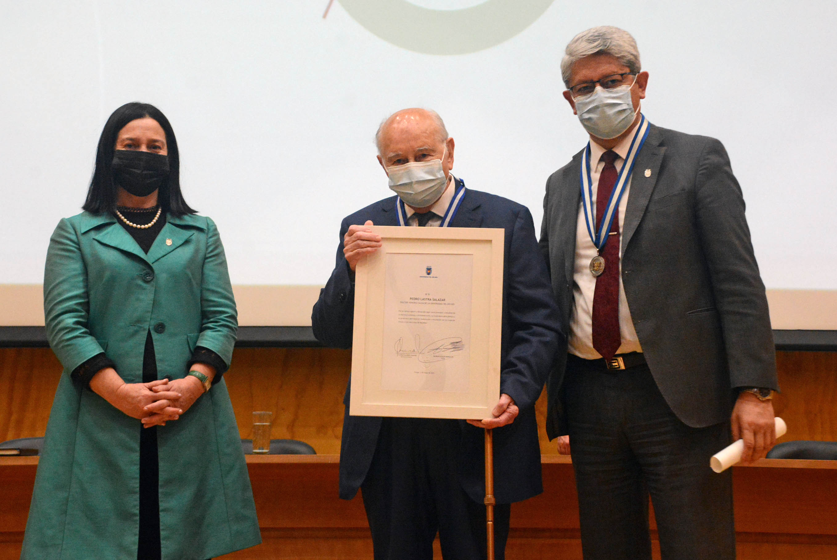 Ensayista y poeta Pedro Lastra fue investido como Dr. honoris causa UBB ...